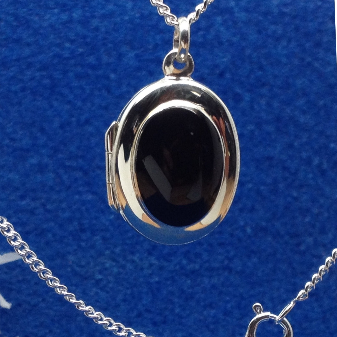 Oval locket – Simpson's Jet of Whitby